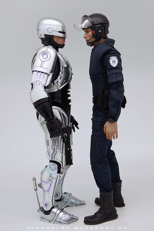 toyhaven: Hot Toys 1/6th scale RoboCop (die-cast & battle damaged ...