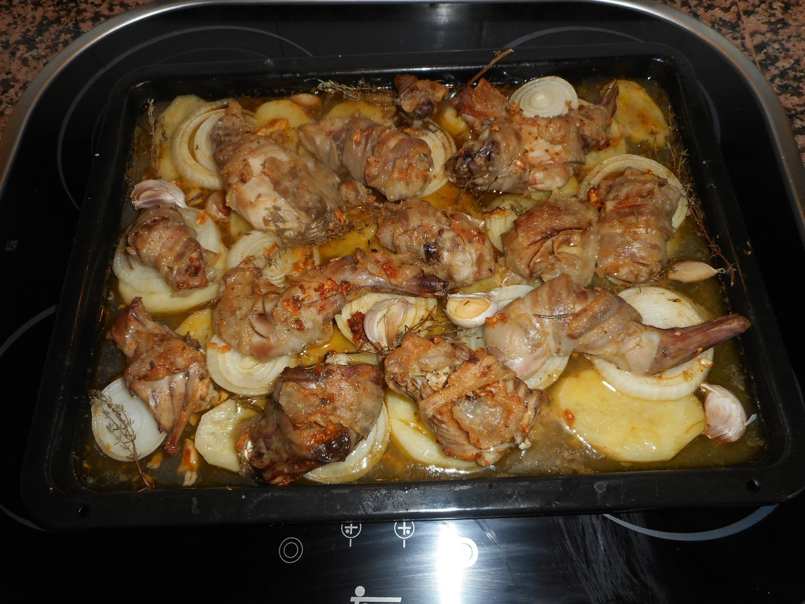 elrincondeatalaya3: Conejo asado con patatas y cebolla