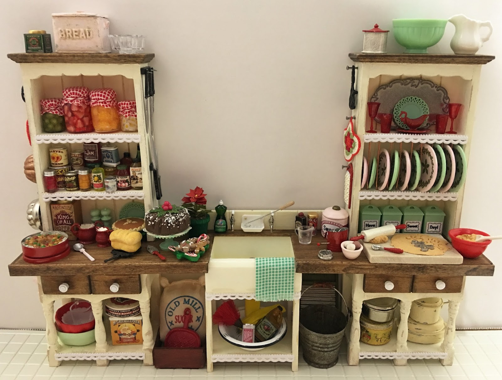 My Miniature Madness: Sweet Christmas Cottage - The Kitchen