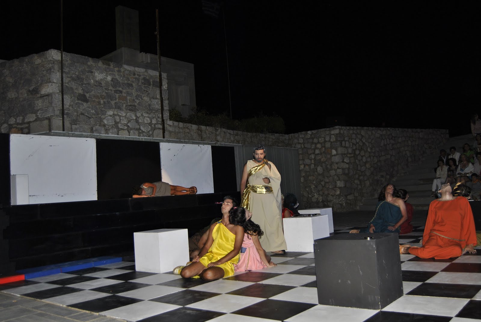 "Θεατροφρένεια": "ΟΙ ΞΕ-ΘΕΟ-ΜΕΝΟΙ" -"ΒΟΥΒΟ ΧΕΙΡΟΚΡΟΤΗΜΑ" (Τρίτη μέρα ...