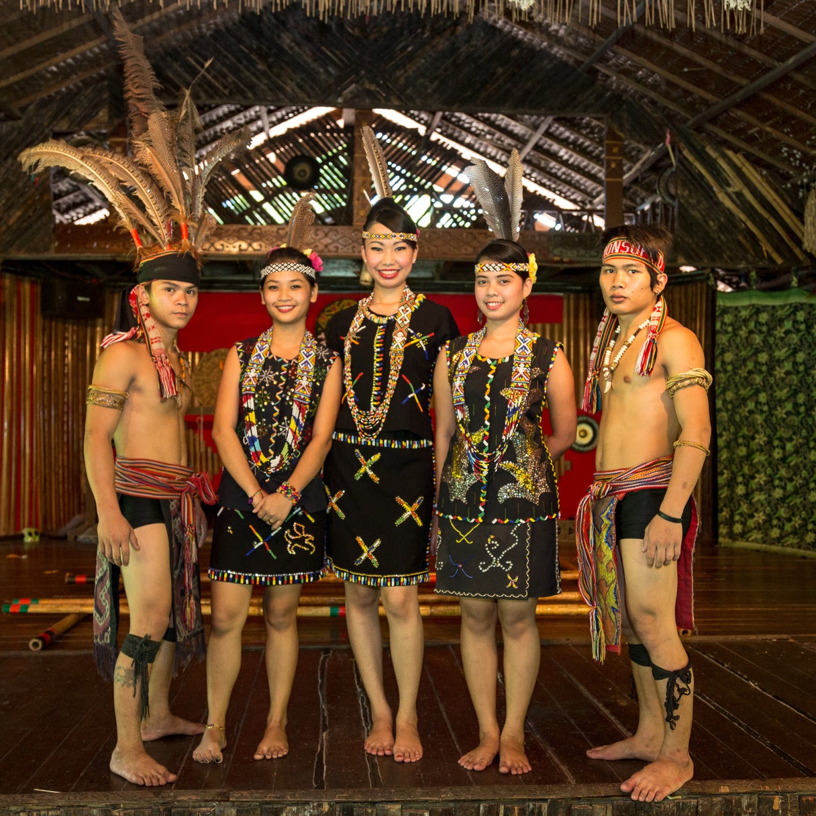 Tarian adat dayak - Simplisiusryski
