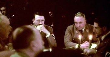 Imagens de Hitler e nazistas a celebrar o Natal.