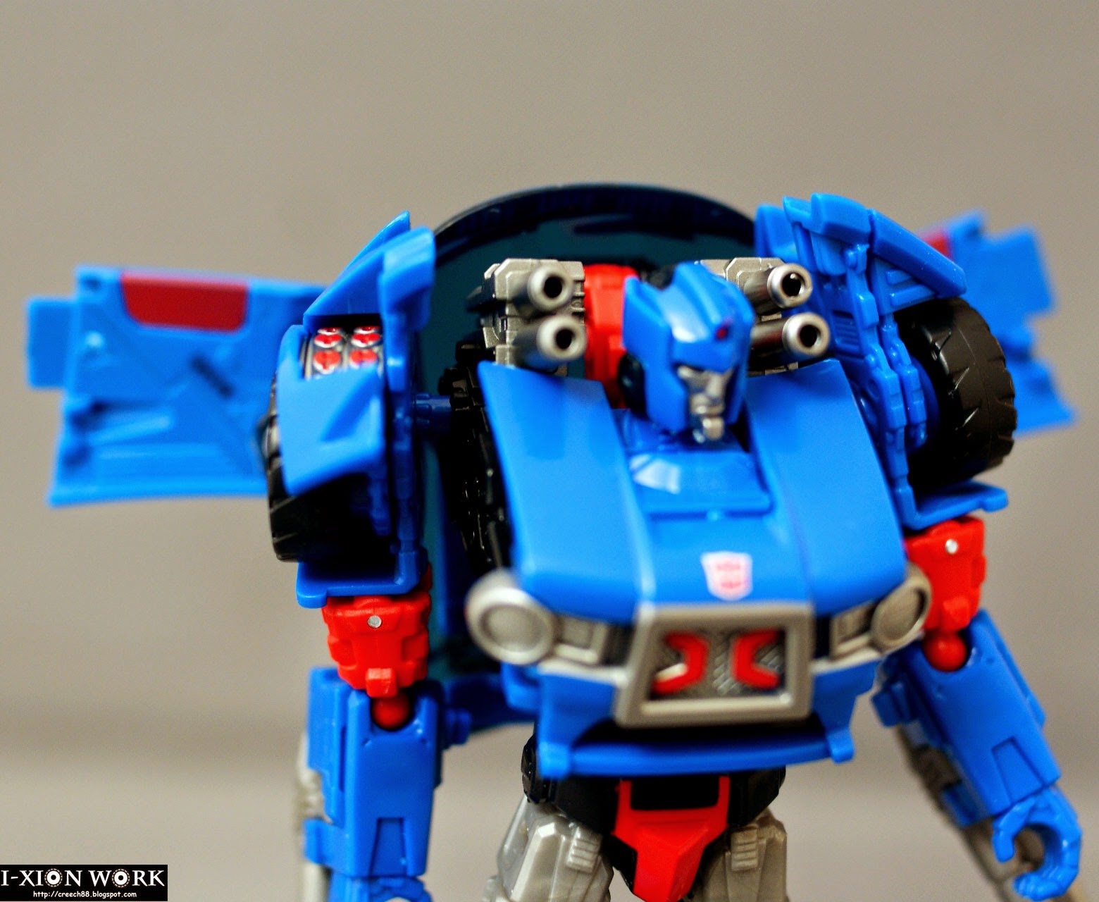 一眼看穿: Transformers Generations Thrilling 30 - Skids 剎車