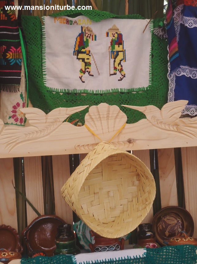 Cuanajo: Muebles, Artesanías y Tradiciones