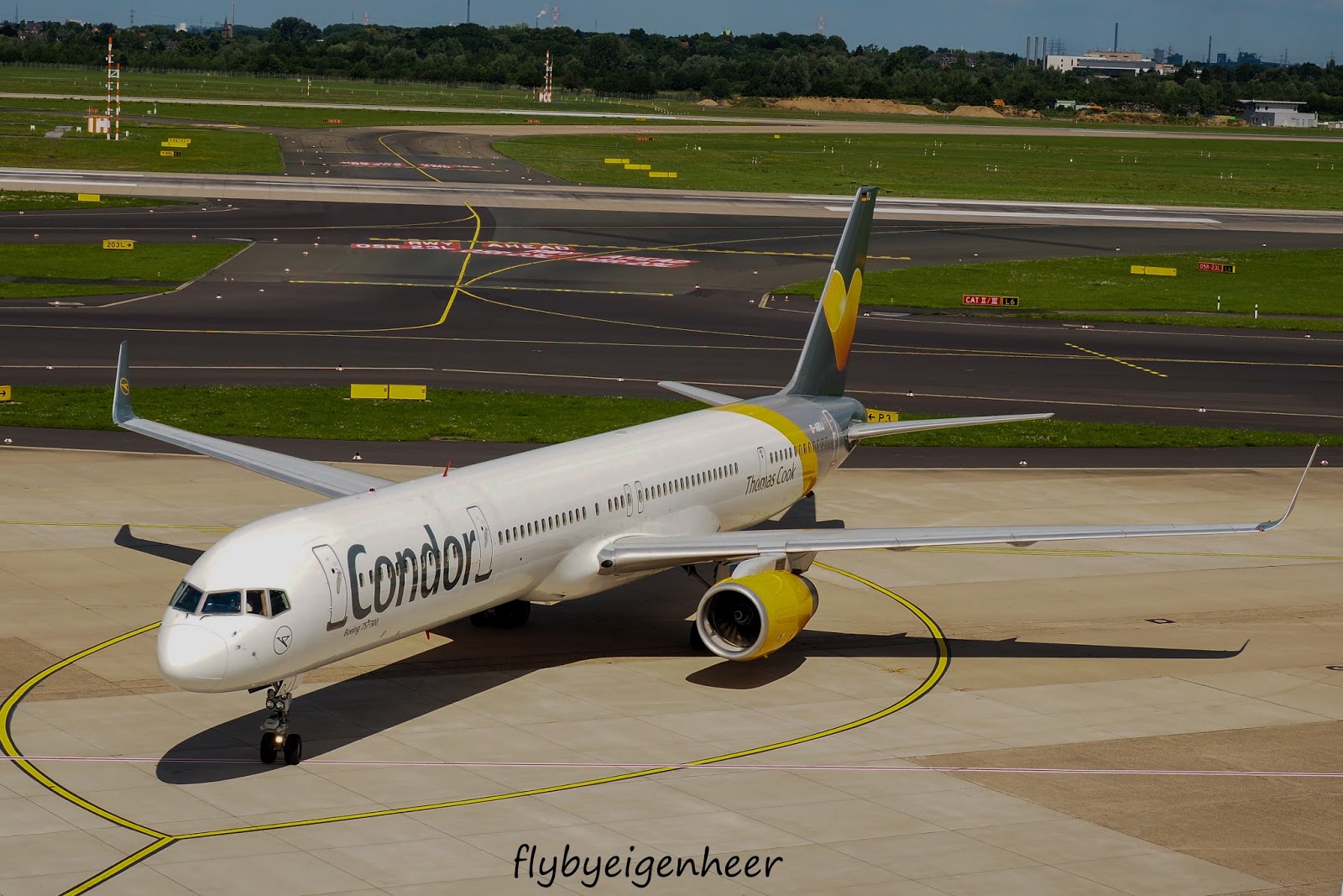 FLUGZEUGE: D-ABOJ Boeing B757-330/W B753 > CFG / Düsseldorf