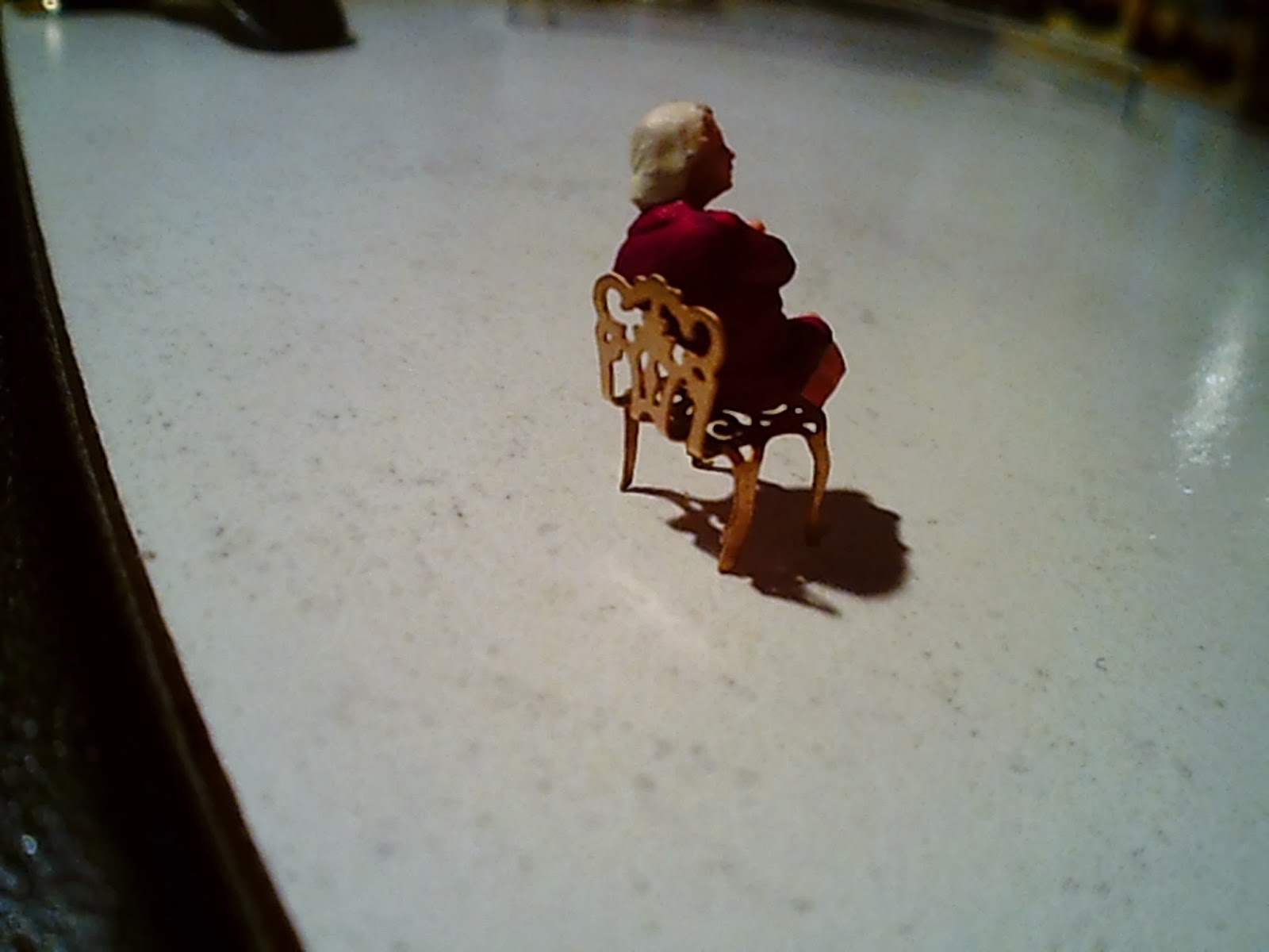 French Model Railway: Preiser HO scale figures and furniture