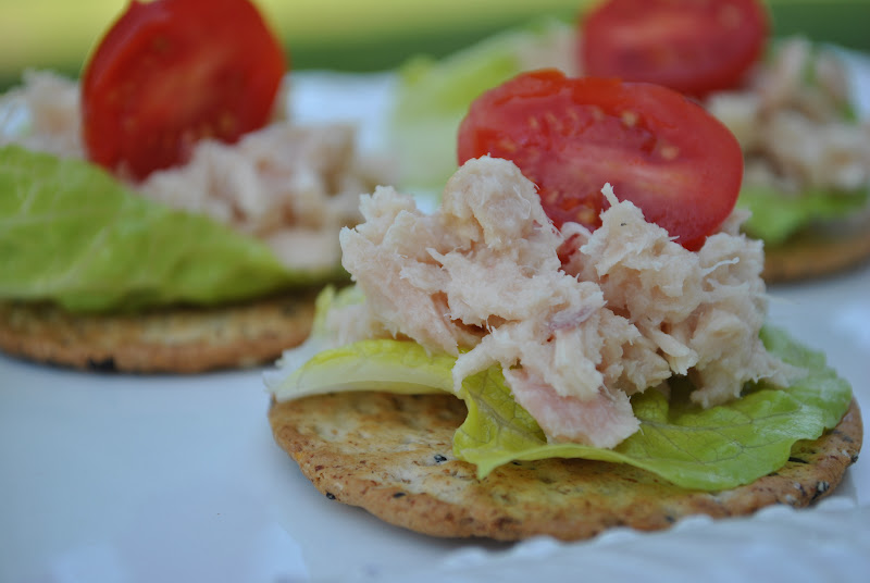 The Complete Art of Cooking: Whole grain Crackers with tuna