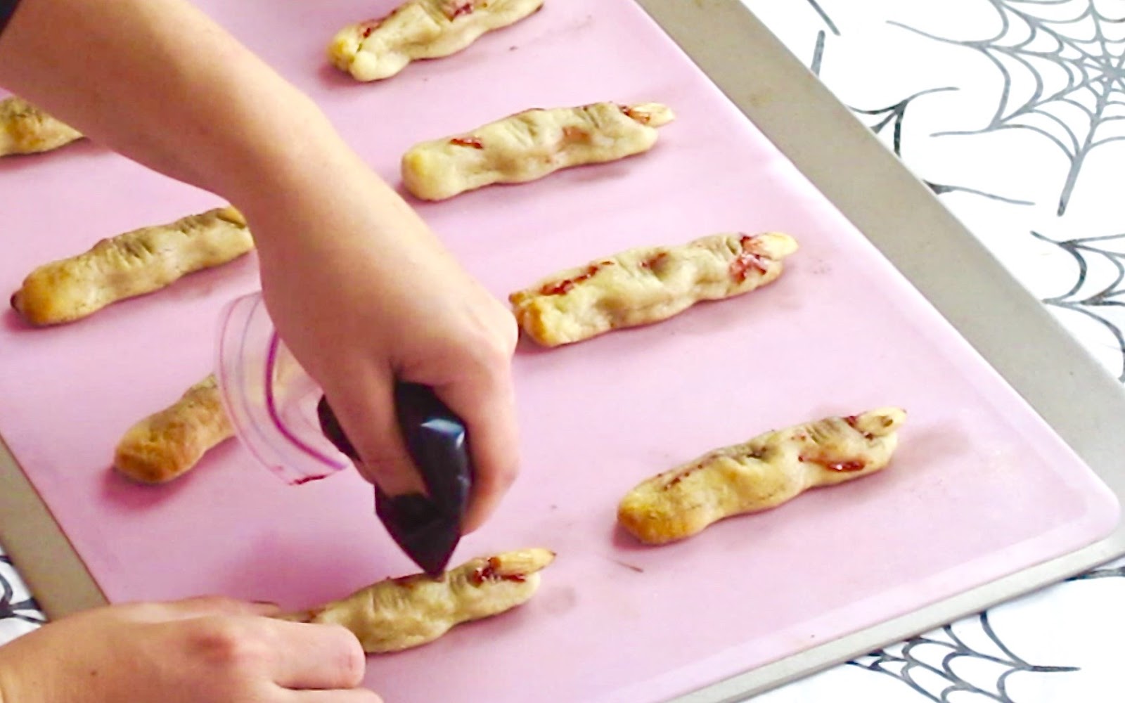 {VIDEO} Halloween Severed Finger Sugar Cookies - The Lindsay Ann