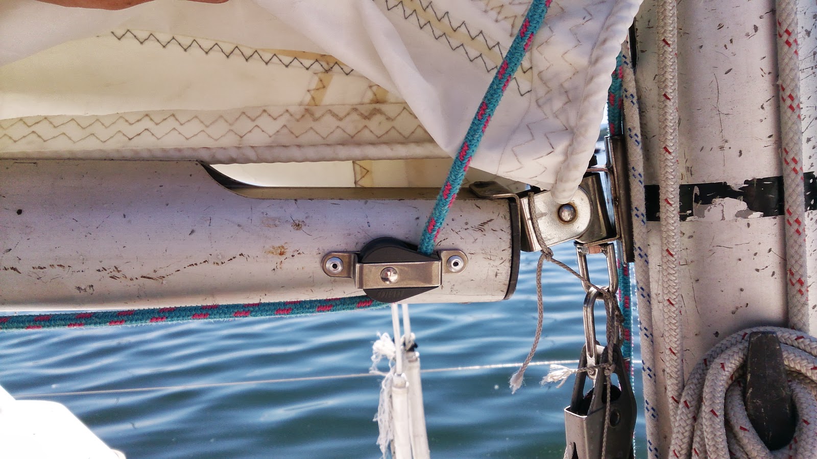 Tyrone : une petite famille sur un petit voilier: Prise de ris ...