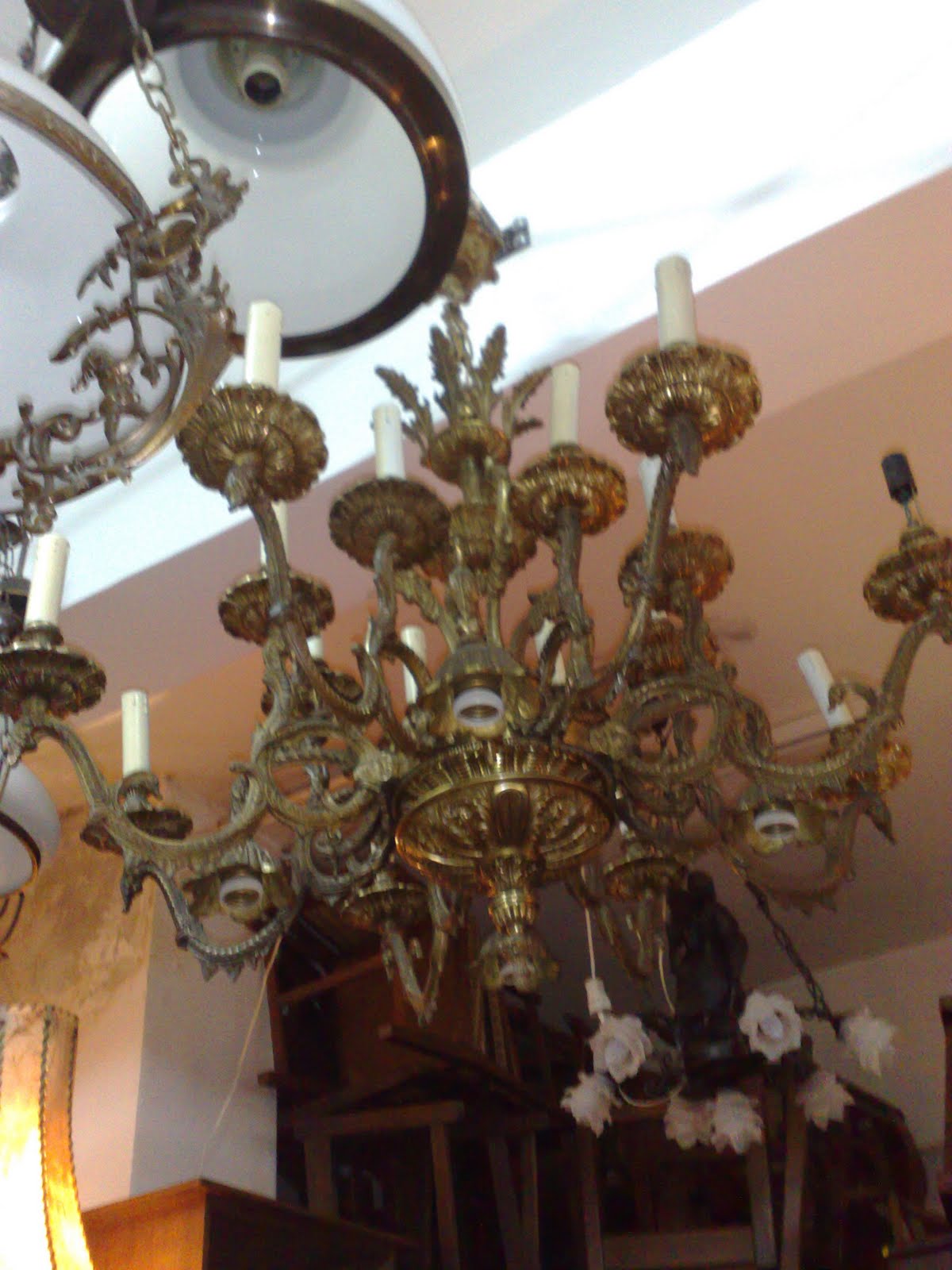 Magazine Mobila: Lustre, candelabre, lampadare clasice