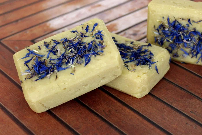 Basic Bastille Soap Recipe with Essential Oils - Everything Pretty