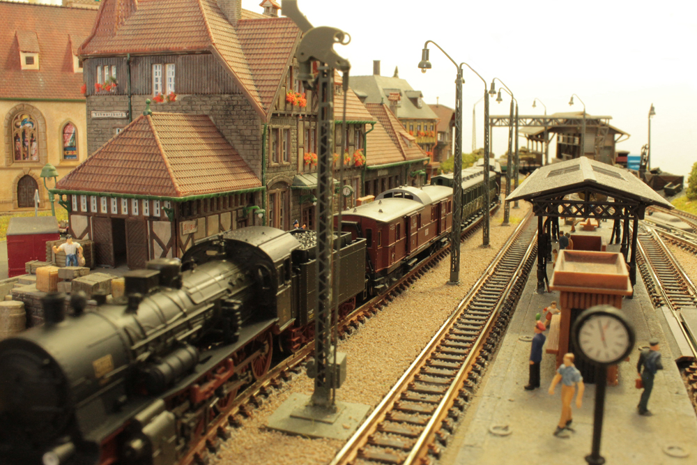 Kleine Modellbahnanlage/ Hausbau und zusätzliche Anlagengestaltung!