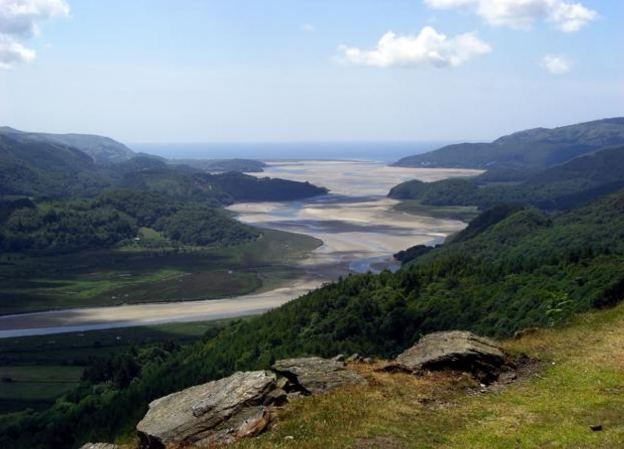 Hike up to Llyn Tan-y-graig and the New Precipice walk
