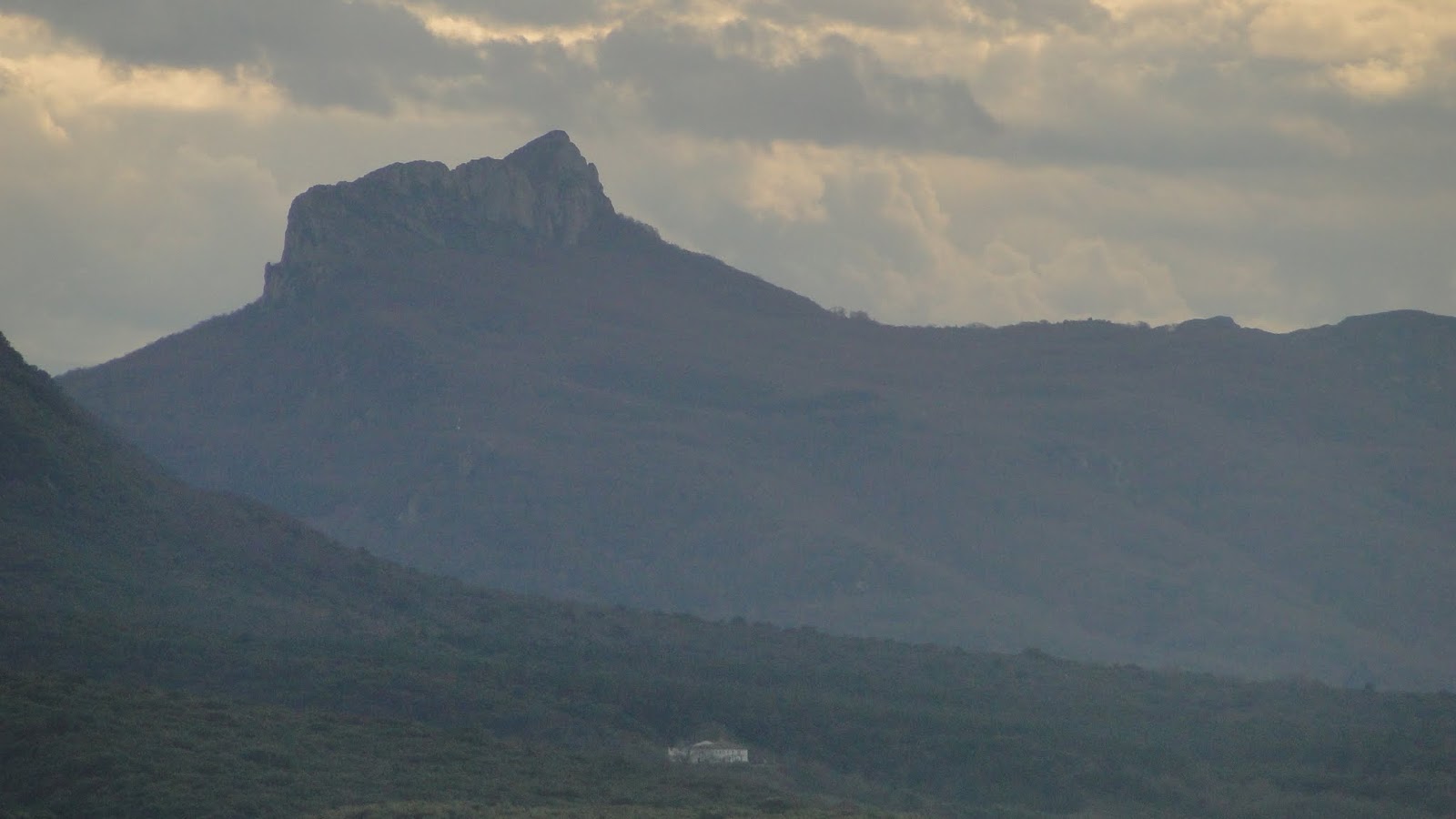El sueño de la ruta del lobo: Arnaba (1254 m) ruta normal cresta ...