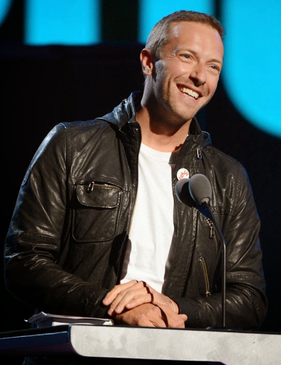 Chris Martin sonriente y sin anillo despues de su separación de Gwyneth ...