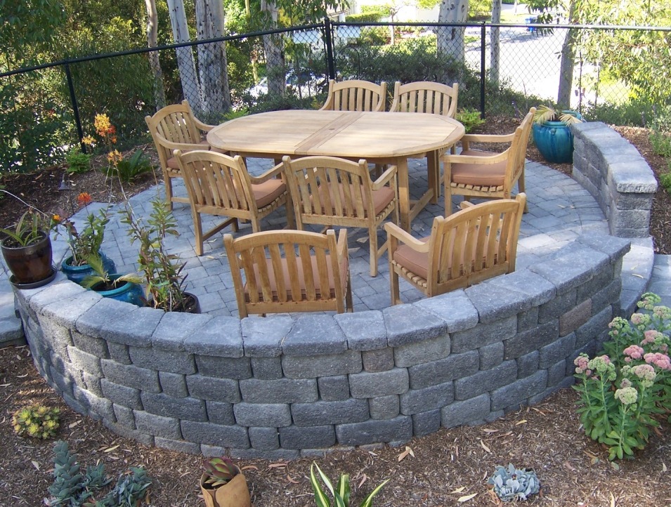 The 2 Minute Gardener: Photo - Country Manor Keystone Seating Wall