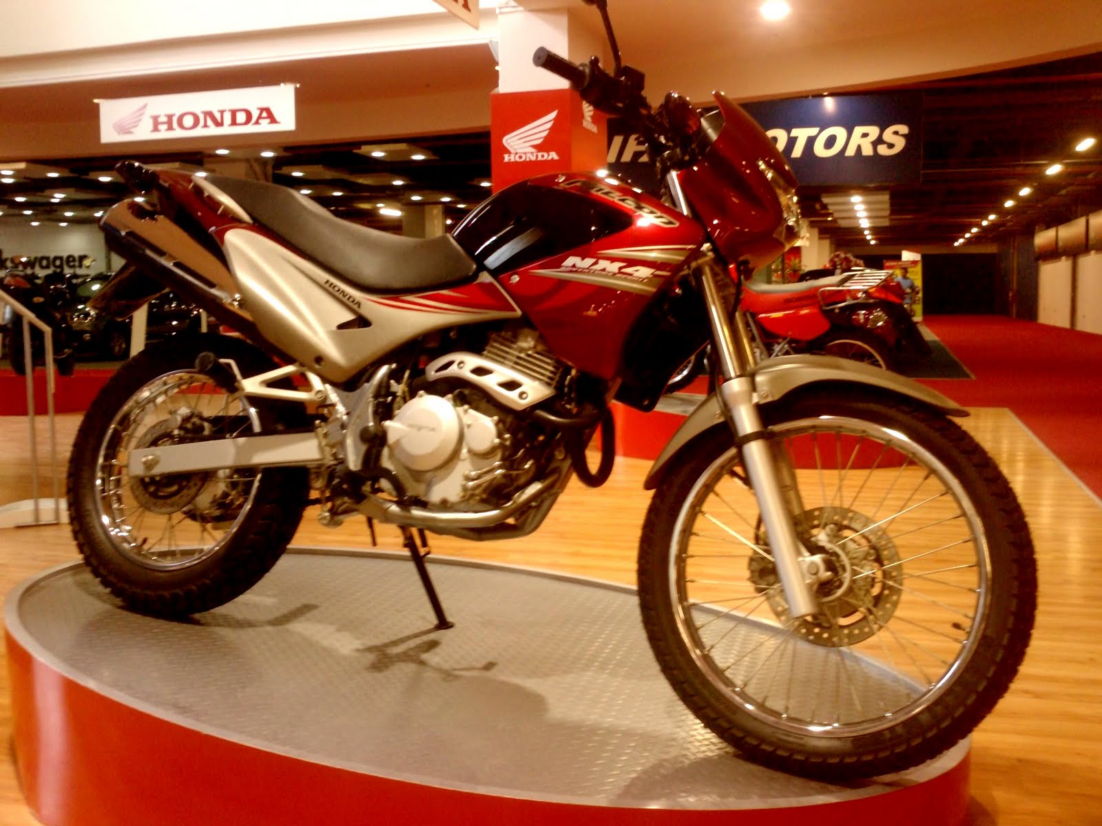 Honda motos lineales: NX 400 FALCON