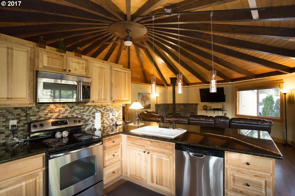 Sweet House Dreams: 1975 Contemporary Tiny Round Cabin in Seaside, Oregon