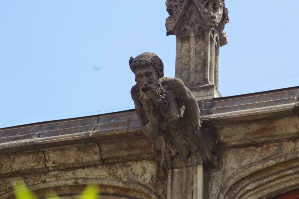 El mundo de Juan María: Viajes y Fotografía: Las gárgolas del edificio ...