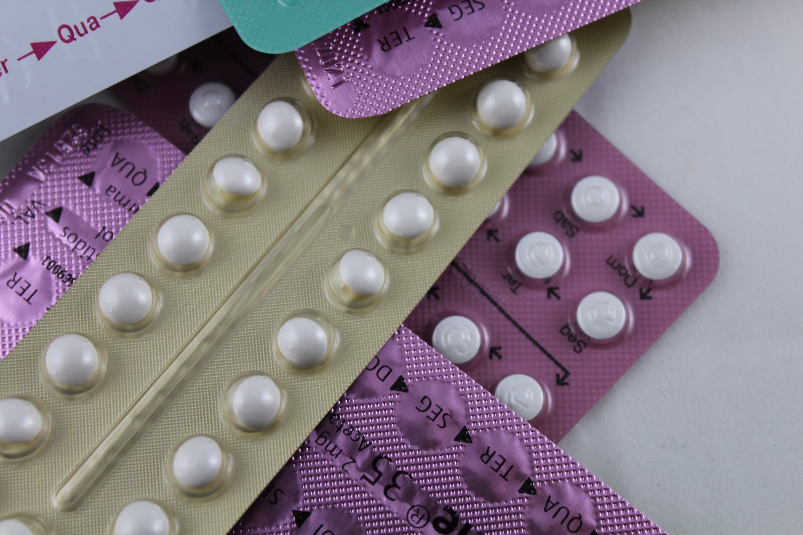 A mudança da pílula pode atrasar a menstruação? - Procuro + Saúde