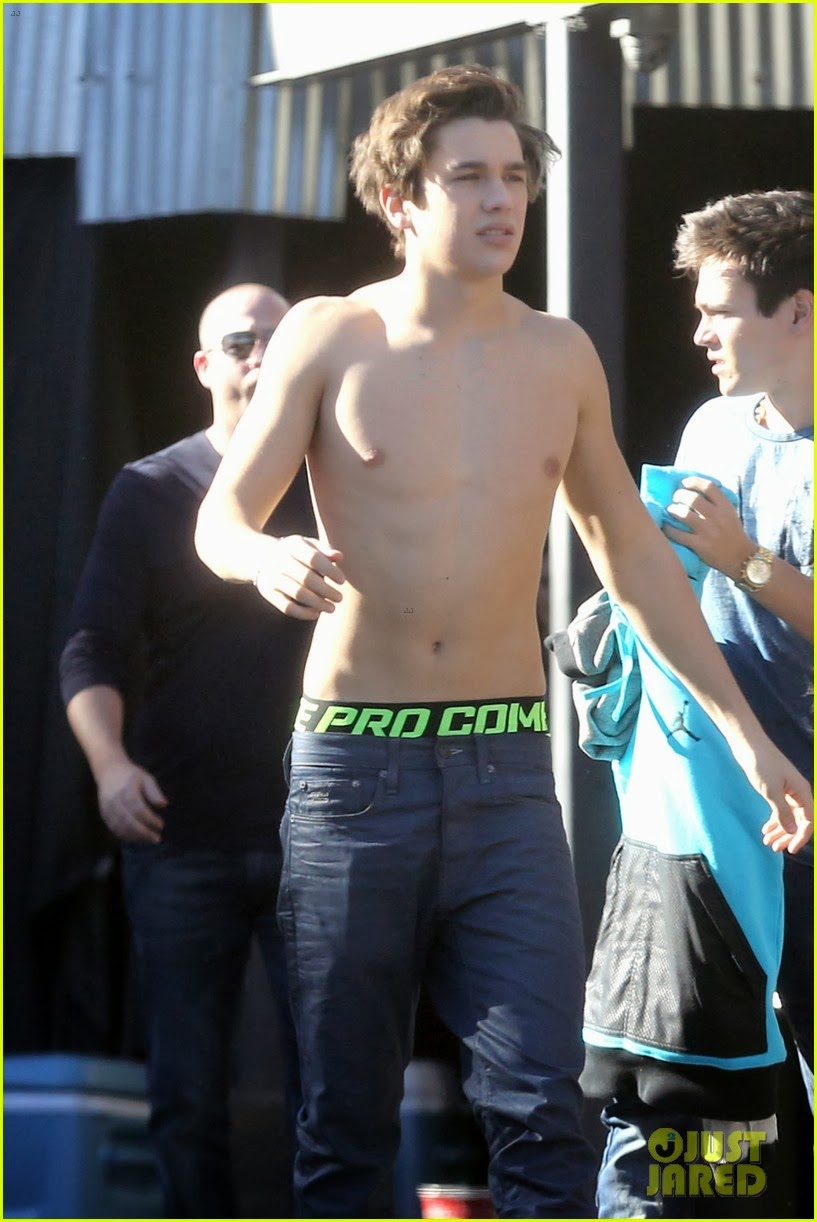Celeb Saggers: Austin Mahone Sagging Neon Green Boxers