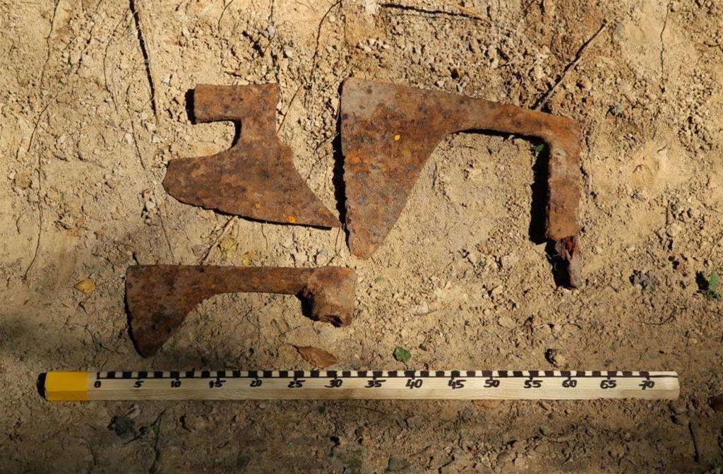 Les Découvertes Archéologiques: Des haches de guerre Teutoniques ...