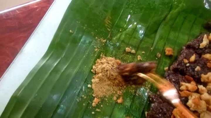 Tagalog Kitchen: How To make Rice Cake..Biko na Pirurutong