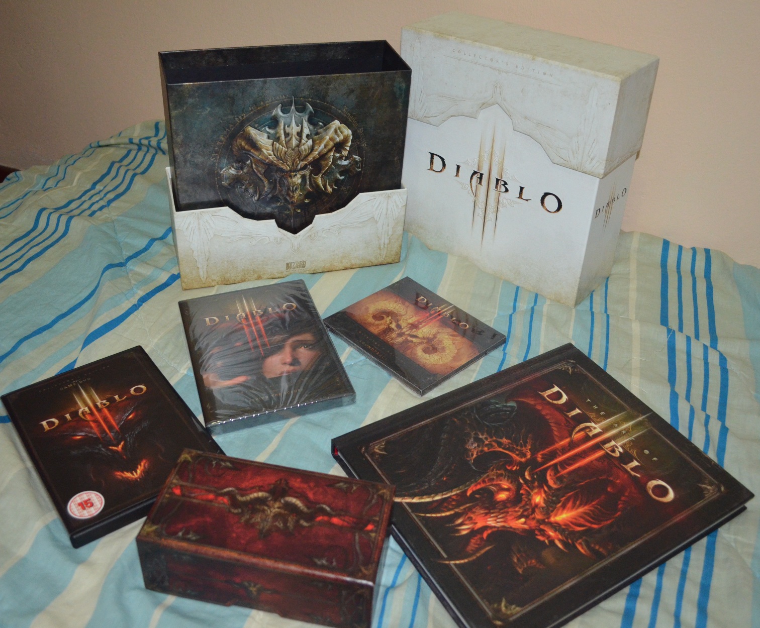 Nickie's Blog: What's inside Diablo 3 Collector's Edition!