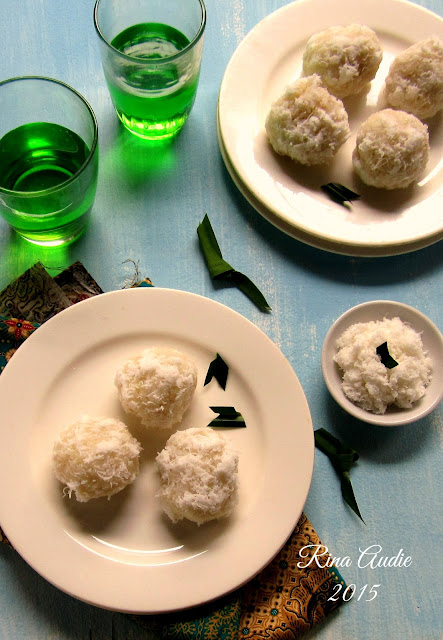 Ketan Urap Isi Pisang - DapurManis