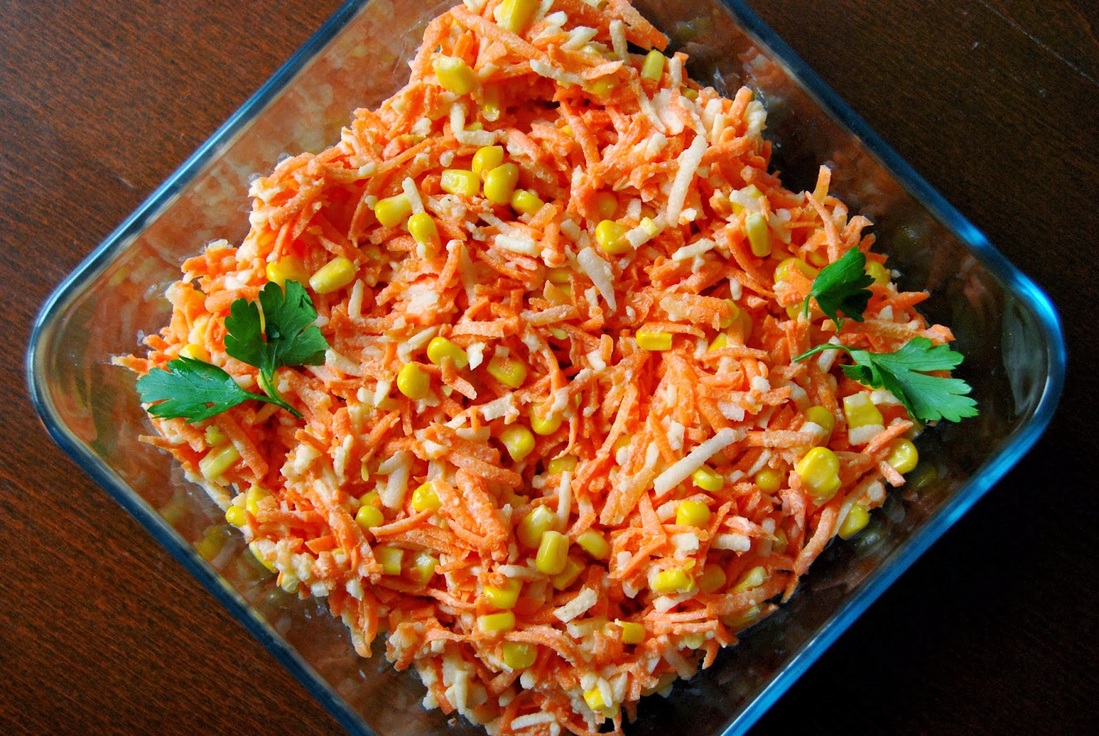 Gospodyni Miejska: Surówka z marchewki, jabłka i kukurydzy