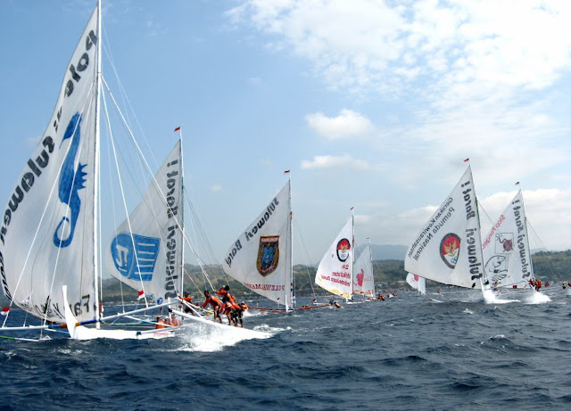 perahu layar tradisional khas Mandar (Sandeq)