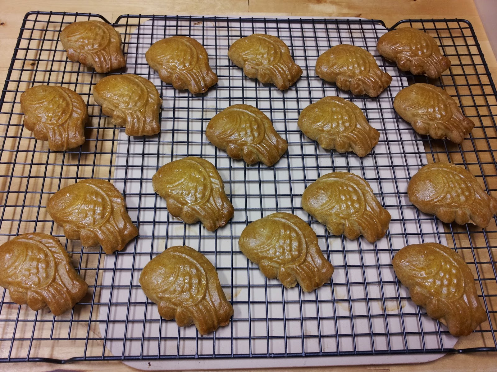 Pat's Kitchen Journal: Fish Doll mooncake (plain)