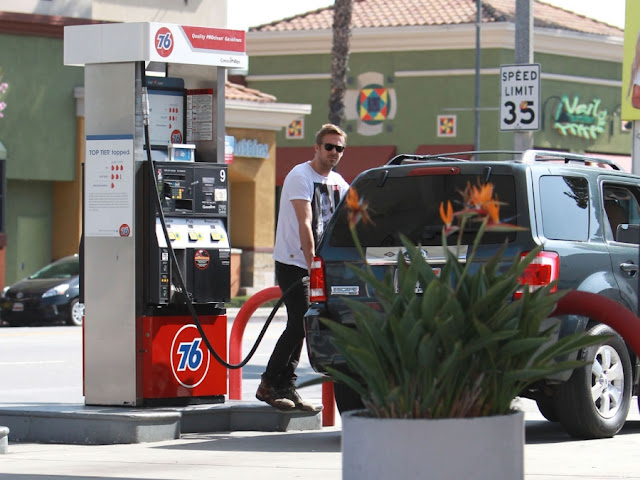 VJBrendan.com: Ryan Gosling Fills Up His Tank