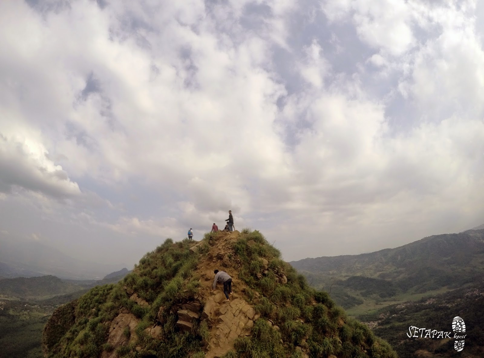 SETAPAK KECIL: Gunung Batu