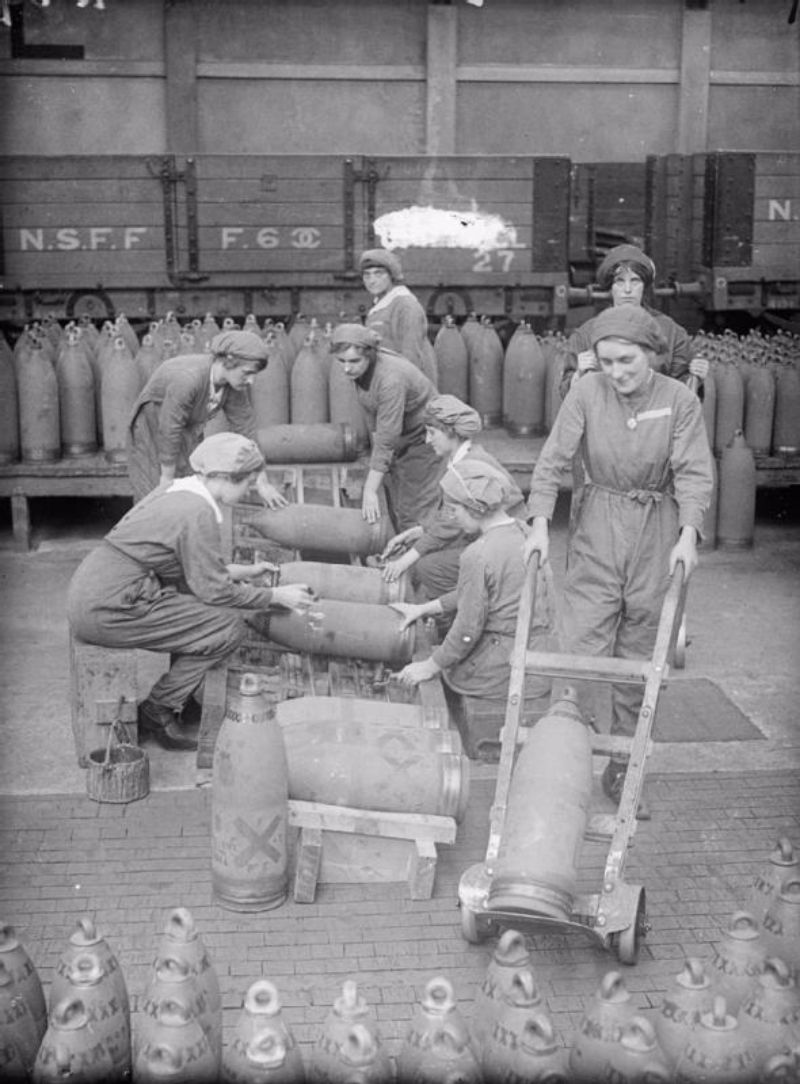 30 Incredible Photos of the Canary Girls, Female Munition Workers in ...