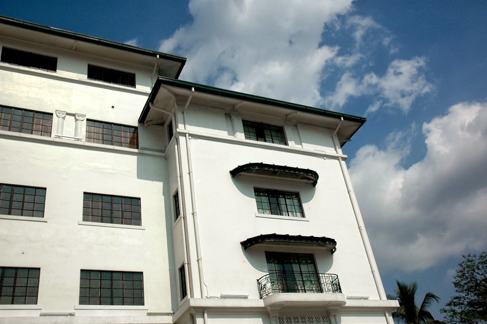 DUDE FOR FOOD: Experience History at the Manila Hotel