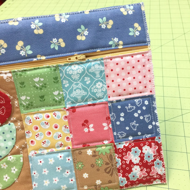Bee In My Bonnet: New Tutorial - Quilty Zip Bag - Easiest Zipper Ever!