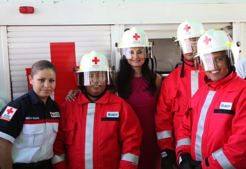 Blanca Rivera Rio entrega equipo de rescate urbano a la Cruz Roja ...