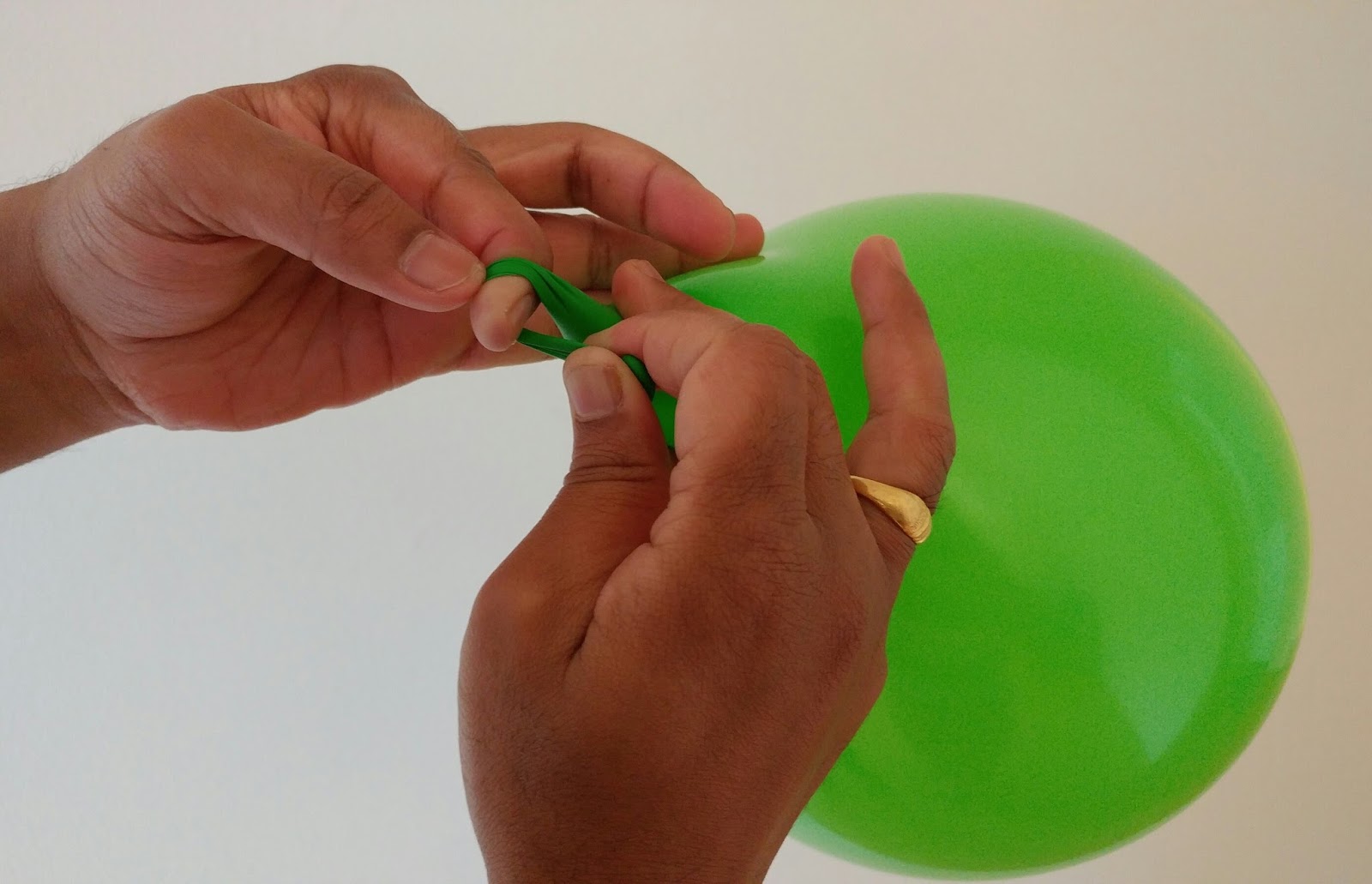 Banyan Bat: Trick to an easy knot to an inflated balloon