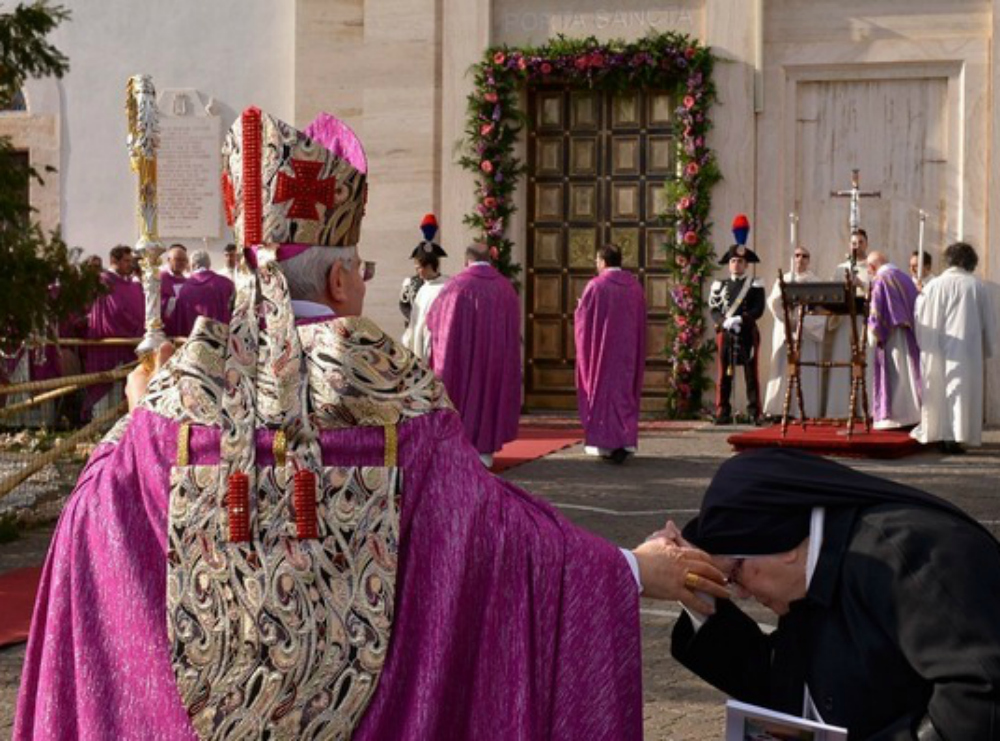 X Regio Roma: MITRA CONCISTORIALE "MEGALOSTAURA"