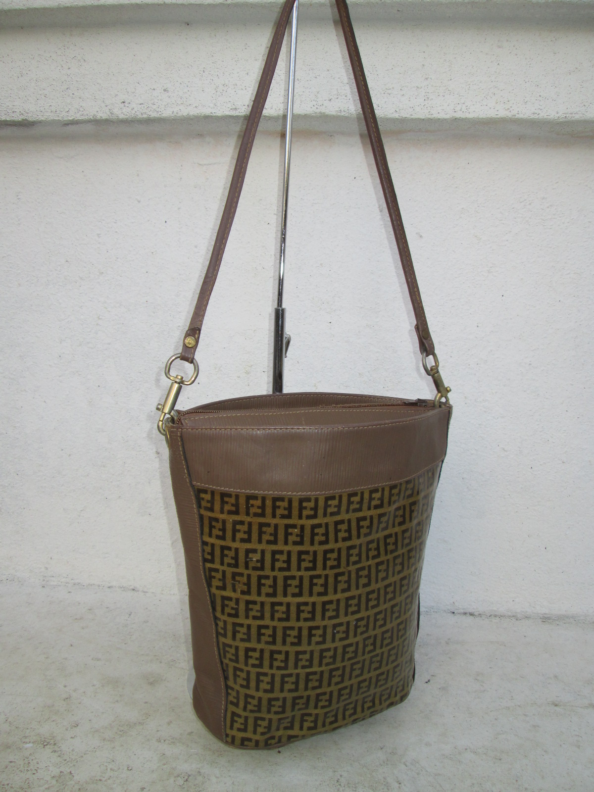 d0rayakEEbaG: Vtg FENDI Roma Shoulder Bag(SOLD)