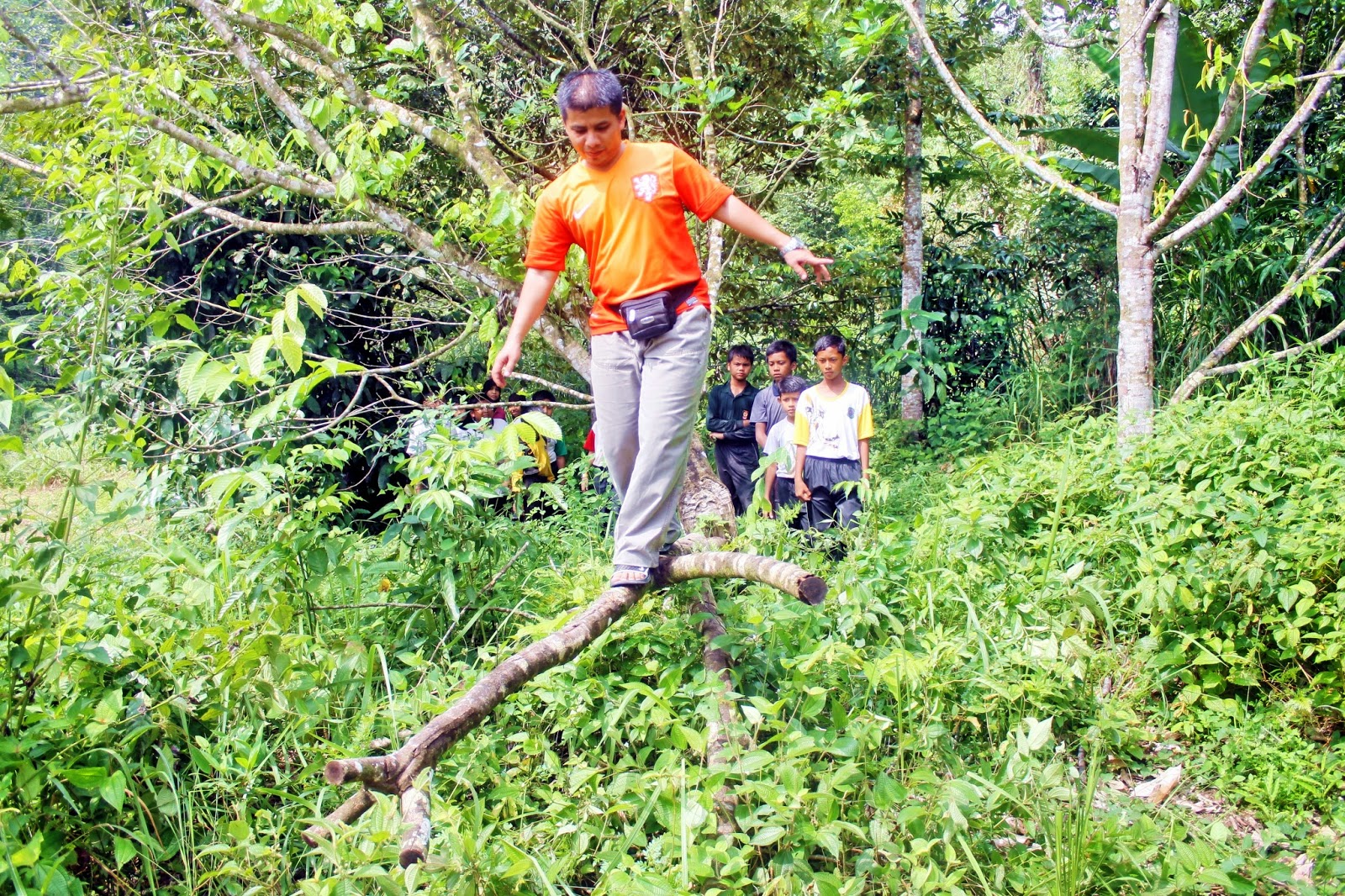 Satu Perjalanan...Dari Lensa Kehidupan: Perkhemahan : Merentas Halangan