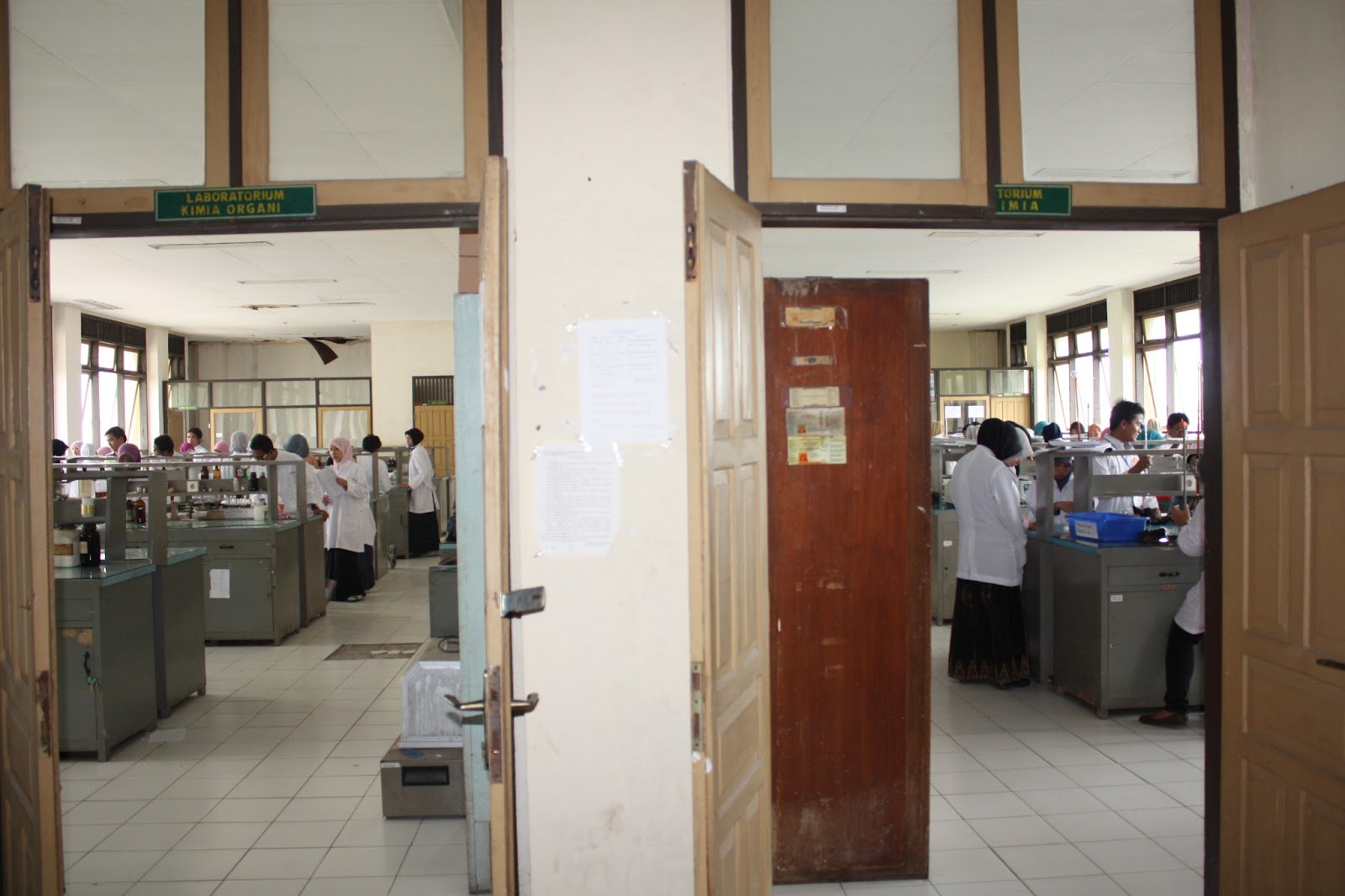 Tumbuhan Obat dan Sains: Kegiatan di Laboratorium Kimia UNP