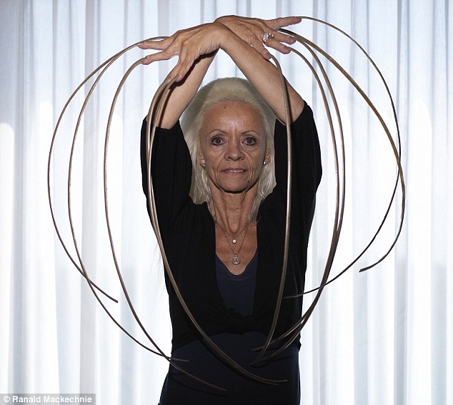 Wanita Dengan Kuku Terpanjang Di Dunia | RE-KOR