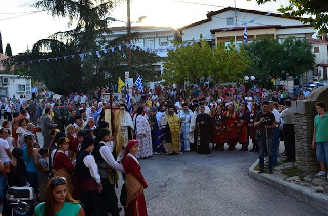ΦΩΤΟ: ΠΑΝΔΗΜΗ ΚΑΙ ΥΠΟΔΟΧΗ ΤΟΥ ΤΙΜΙΟΥ ΞΥΛΟΥ ΣΤΟ ΜΕΛΙΣΣΟΧΩΡΙ ΛΑΓΚΑΔΑ ΑΠΟ ...
