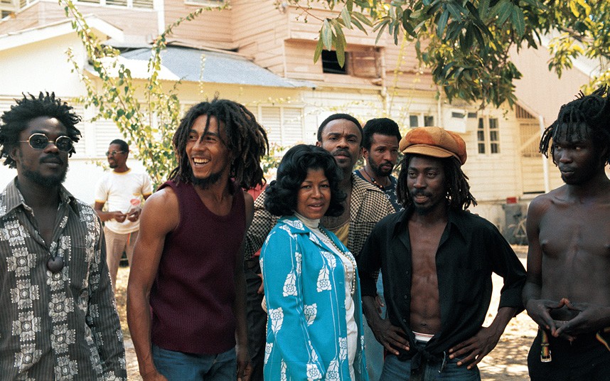 When the King of Reggae Met the King of Pop: Rare Photos of Bob Marley ...
