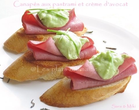 Les plats roumaines: Canapés aux pastrami et crème d'avocat