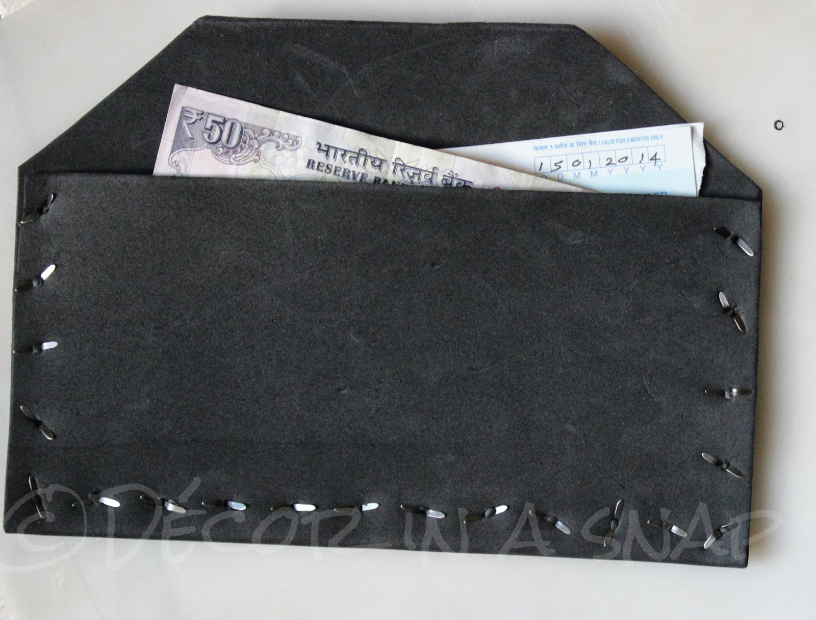 Decor in a snap: Fun money pouch