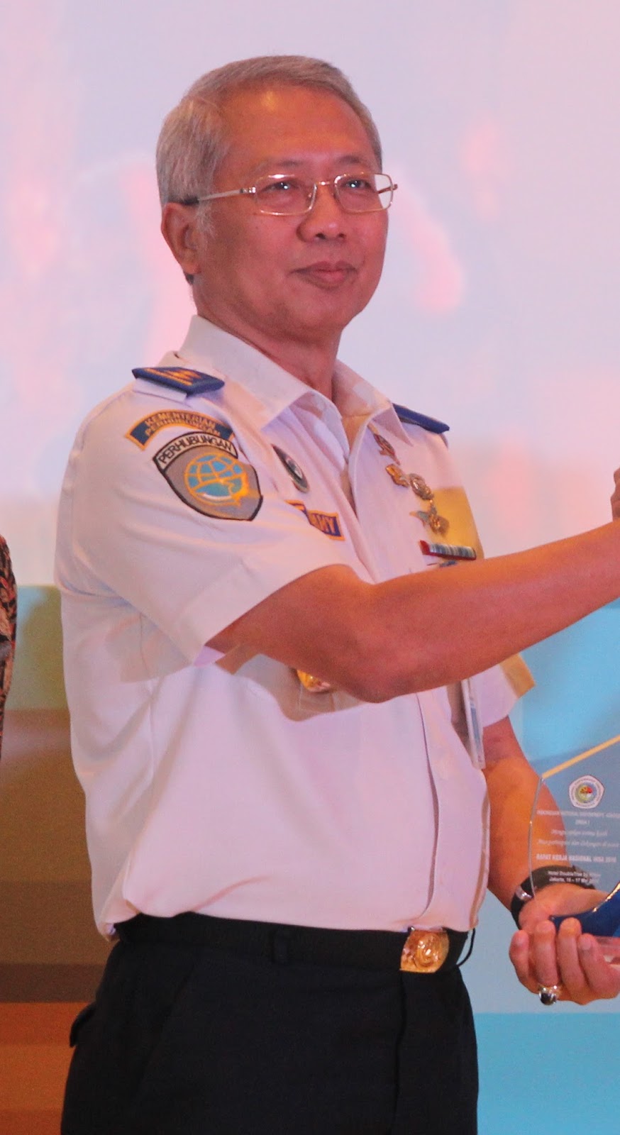 Dirjen Hubla Terima Anugerah Satyalancana Dari Presiden RI