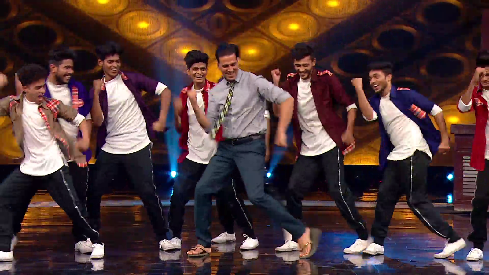 Dance + Season 3 | 12 Aug Akshay Kumar On The Show - Share kara